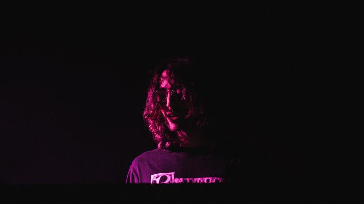 A. G. Cook parece anomalia e leva som frenético e acelerado ao C6 Fest