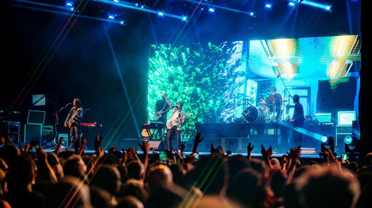 Weezer emociona ao transformar indie rock em rock clássico no Índigo