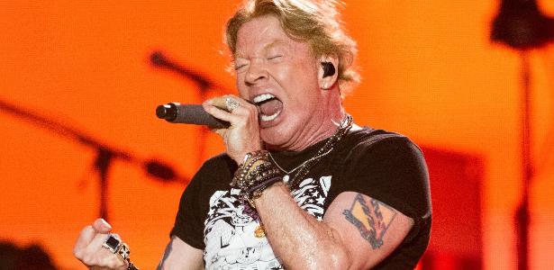 Guns N' Roses: Axl Rose arremessa microfone e chuta bateria em show