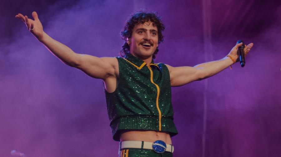 Com piruetas e hit nº 1 no mundo, Benson Boone lota show no Lolla