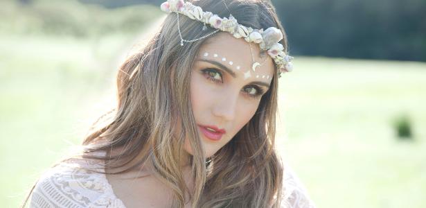 Dulce Maria lança música e explica ausência na live de RBD