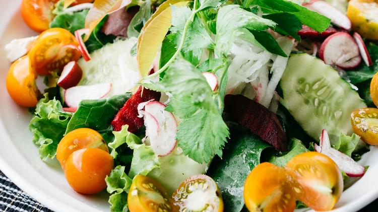 Saladas frescas para o verão garantem refeição saborosa para dias quentes